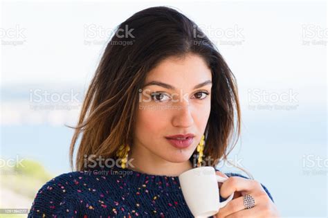 그녀의 손에 컵을 가진 아름다운 소녀는 좋은 커피를 즐기고있다 건강하고 다이어트에 이상적인 파란색 배경이있는 전경 사진 건강한 생활방식에 대한 스톡 사진 및 기타 이미지