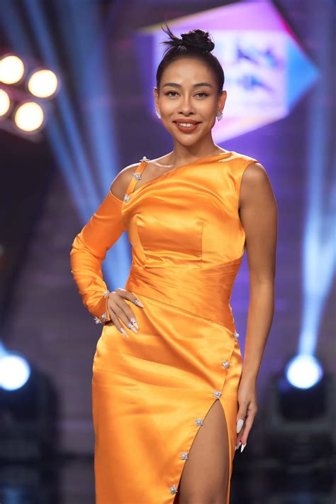 Nữ ca sĩ Việt chia tay bạn trai dù đang mang tha giờ được con trai giục lấy chồng