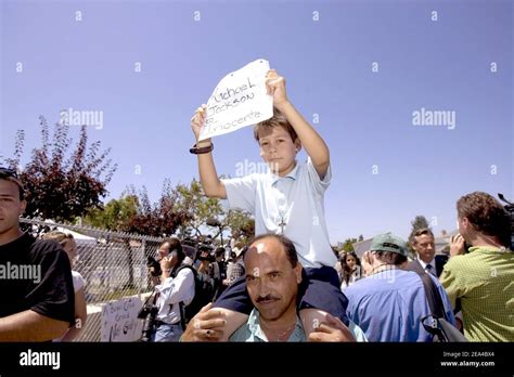 Martine Berumen 8 Of Santa Maria Holds Up A Sign Michael Jackson Es Inocente Photo By Jeff