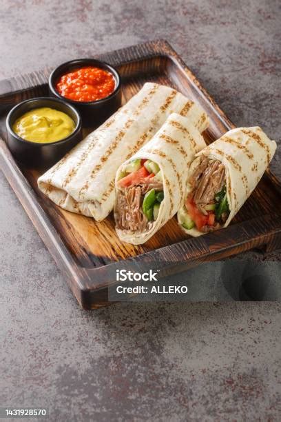 나무 판에 용암 클로즈업으로 싸인 야채와 소스를 첨가 한 수직 로티 세리에서 조리 된 고기로 만든 도너 케밥 세로 터키에 대한 스톡 사진 및 기타 이미지 Istock