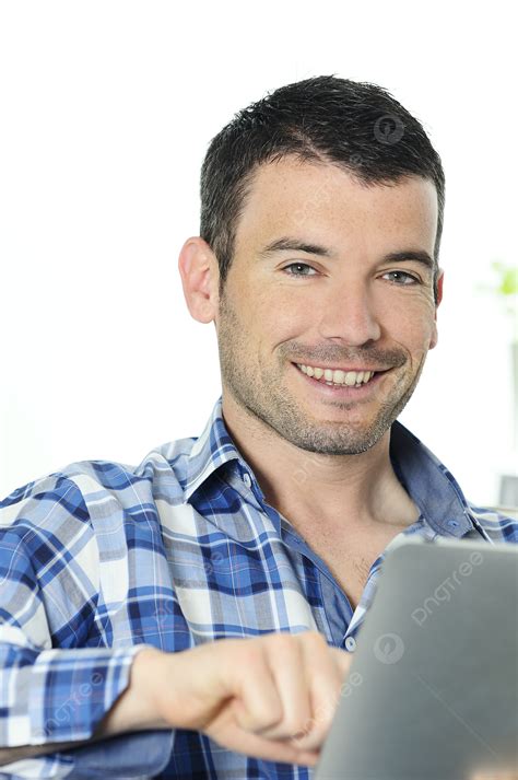 Touchpad Pria Nirkabel Android Pria Muda Foto Latar Belakang Dan Gambar Untuk Download Gratis