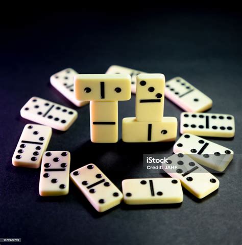 검은색 배경에 Dominò 타일 배치 및 다양한 모양으로 주문 스폿 조명 및 컬러 필터 보드 게임 개념 0명에 대한 스톡 사진 및 기타 이미지 Istock