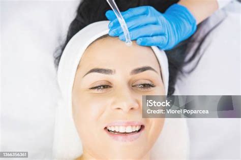 전문 미용사에 의해 살롱 스킨 케어 치료에 얼굴 청소 절차를받고 아름다운 여성 2명에 대한 스톡 사진 및 기타 이미지 2명 건강 진단 건강관리와 의술 Istock