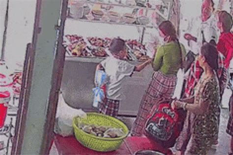 Đang đứng Bán Cơm Người Mẹ Nhận được Món Quà Bất Ngờ Từ Cậu Con Trai