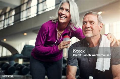 헬스장에서 물놀이를 즐기고 아침 식사 후 휴식을 취하거나 유산소 운동을 하거나 운동을 하는 행복한 커플 건강 관리 또는 훈련을 위해 운동 스튜디오에서 휴식을 취하는 운동