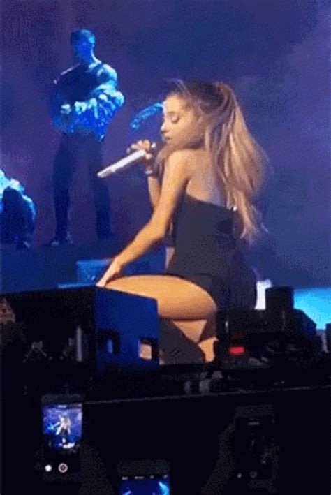 Ariana Grande Dancing S 2022