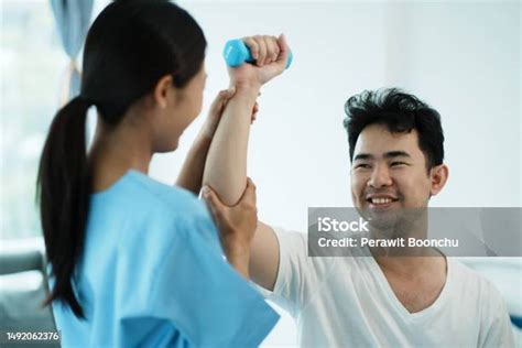 물리 치료 운동을 하는 재활 팔 통증 환자를 치료하는 물리치료사 30 39세에 대한 스톡 사진 및 기타 이미지 30 39세 건강관리와 의술 근육 Istock