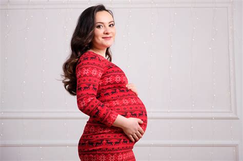 흰색 배경에 빨간 드레스에 긴 머리를 가진 아름다운 젊은 갈색 머리 여자는 카메라를 들여다 텍스트를위한 장소 20 24세에 대한 스톡 사진 및 기타 이미지 Istock