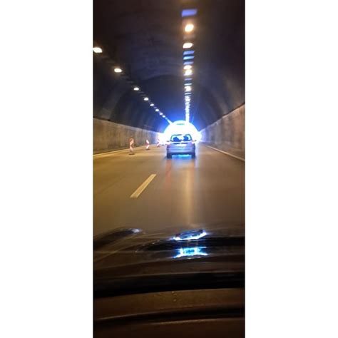 Мъж блъсна знаци в тунел Топли дол и избяга