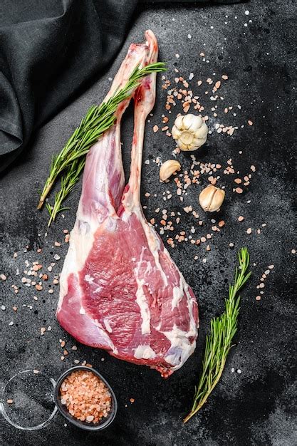 Pierna De Cabra Cruda Con Sal Y Ajo Carne De Granja Fondo Negro
