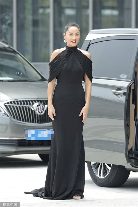 瞿颖着黑色露肩长裙优越端庄 身姿曼妙红唇吸睛 搜狐大视野 搜狐新闻