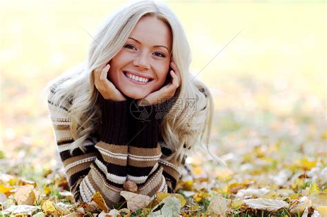 秋季妇女感恩季节成人微笑毛衣女性头发叶子幸福团体高清图片下载 正版图片321728372 摄图网