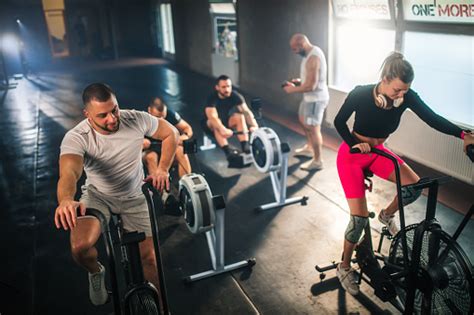 헬스 클럽에서 로잉 머신과 바이클에 대한 훈련을 받는 젊은 운동선수들 건강한 생활방식에 대한 스톡 사진 및 기타 이미지 건강한 생활방식 교차 훈련법 남성 Istock