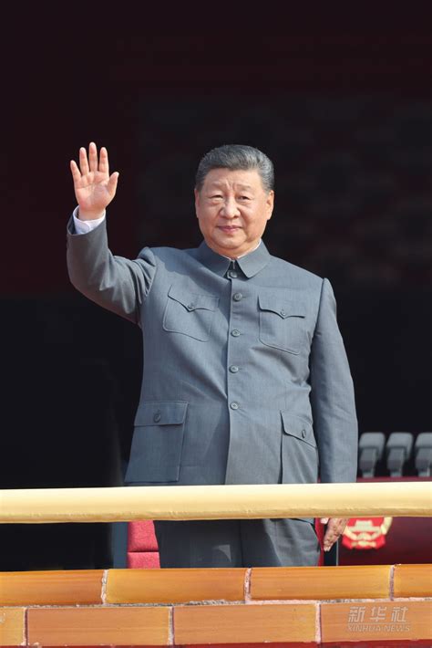 习近平来到天安门城楼主席台川观新闻