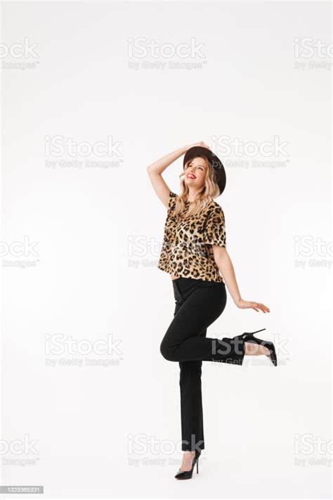 흰색 벽 배경 위에 고립 된 모자를 가진 행복한 흥분 한 젊은 여성 20 29세에 대한 스톡 사진 및 기타 이미지 20 29