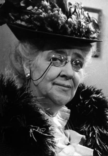 „Юноша с девушкой сидят на лавочке Юноша очень стеснительный Девушке хочется чтобы он её