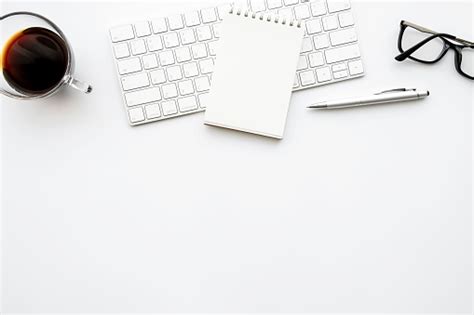 작은 빈 노트북은 펜과 커피 한 잔이있는 사무실 책상 테이블이있는 컴퓨터 키보드 위에 있습니다 복사 공간 플랫 레이가 있는 상단 뷰입니다 0명에 대한 스톡 사진 및 기타