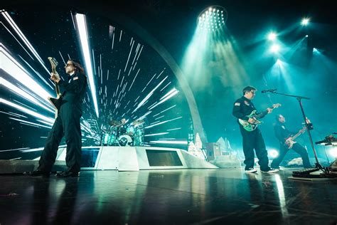 Weezer Live Photos Rockers Play Blue Album At Madison Square Garden