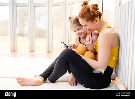 Junge Fick Mutter Die Liebevolle Zeit Mit Ihrer Tochter Blick Auf Ein Telefon Zusammen Junge Fick Mutter Die Liebevolle Zeit Mit Ihrer Tochter Blick Auf Ein Telefon Zusammen