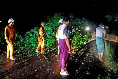 ပွင့်ဖြူမြို့နယ်၌ မိုးသက်လေပြင်းတိုက်ခတ်မှုကြောင့် သစ်ပင်ပြိုလဲကျပြီး