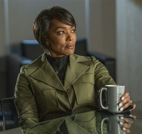 9 1 1 Cast Salaries Revealed Angela Bassett Makes 450k An Episode
