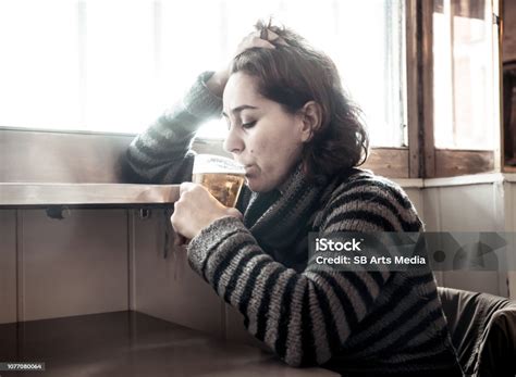 술집에서 맥주를 마시는 매력적인 라틴 여자의 초상화 펍 느낌 우울 불행 하 고 외로운 알코올 사용 남용 우울증 및 정신 건강 개념에 건강관리와 의술에 대한 스톡 사진 및