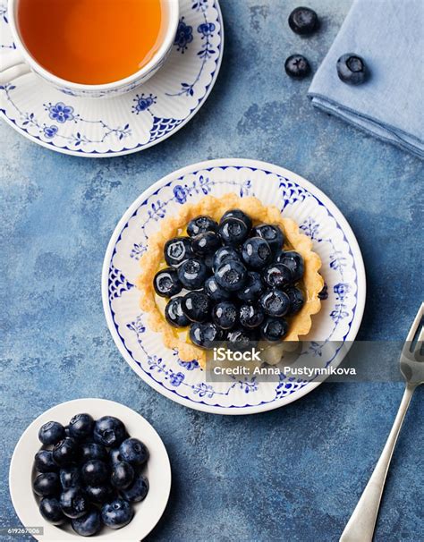 블루베리 타르틀렛 파이 바닐라 커스터드를 곁들인 타르트 블루 스톤 배경 블루베리에 대한 스톡 사진 및 기타 이미지 블루베리 케이크 가정 주방 Istock