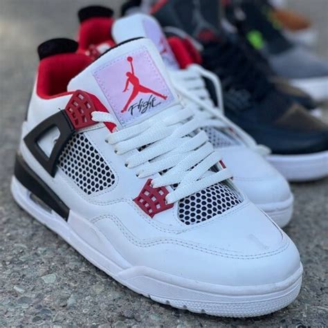 خرید و قیمت کفش جردن 4 Jordan جنس رویه پارچه و میکروسوییت جنس زیره پیو