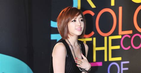 [포토엔]티아라 함은정 노출 가리기 바쁜손 Sbs 가요대전 레드카펫