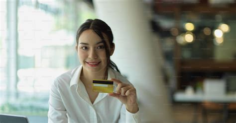 신용 카드를 보여주고 카메라에 미소 짓는 젊은 자신감 있는 여성의 초상화 온라인 지불 개념 사진 Unsplash의 크레디트 카드 이미지