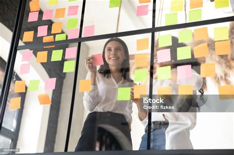 끈적끈적한 종이에 프로젝트를 계획하는 두 명의 다양한 사업가 스크럼에 대한 스톡 사진 및 기타 이미지 스크럼 우편 2명 Istock