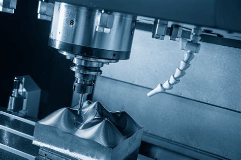 Cnc 밀링 머신은 하늘색 장면에서 솔리드 볼 엔드 밀 도구로 사출 금형 부품을 절단합니다 0명에 대한 스톡 사진 및 기타