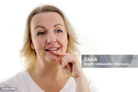 중년 여자 꿈은 놀란 표정 손을 잡고 입 근처 광고 프레스 녹색 눈 치켜 올린 눈썹 눈썹 이마 기대의 긍정적 인 감정 기쁨 의아해하다 신제품에 대한 약간의 놀라움 가까운에