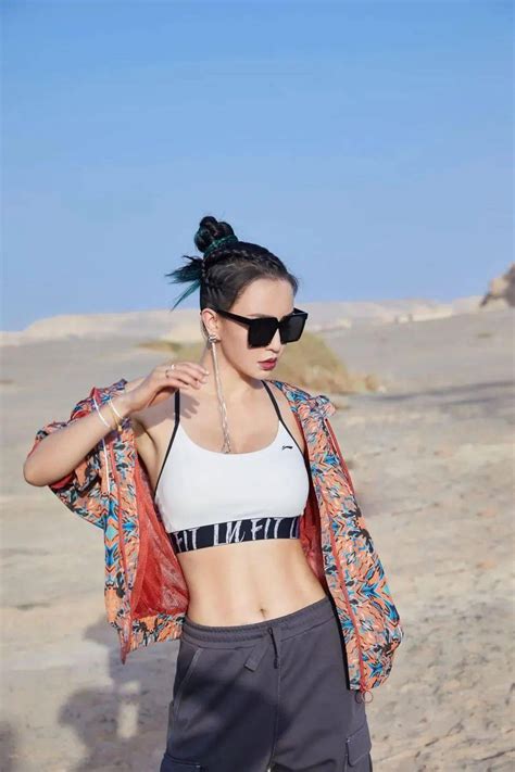 到敦煌魔鬼城搞秀场生日趴，这很李宁很国潮！ 搜狐大视野 搜狐新闻