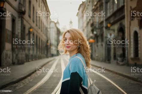 놀라운 젊은 성인 소녀는 트램 웨이 배경으로 거리에 유럽의 빈 도시에서 이른 아침에 그녀의 여행을 즐기고있다 여행 개념 가을에 대한 스톡 사진 및 기타 이미지 Istock