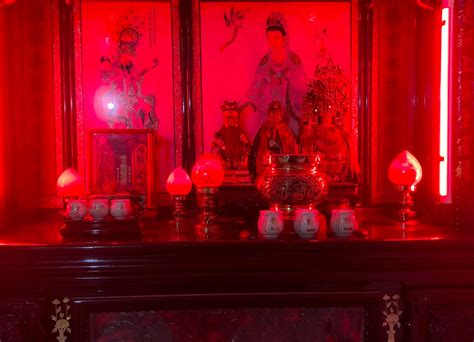 風水！有關係 💡神像擺放的三大重點 🔆 數量：一般家中擺放神明會放三尊，因為受易經的陰陽觀念影響，一、三、五、七為陽，二、四、六、八為陰