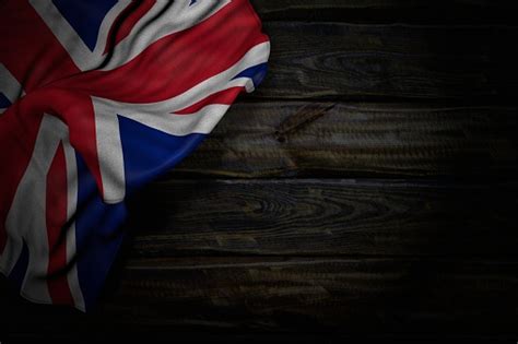 좋은 축하 플래그 3d 그림 텍스트에 대한 빈 장소와 오래된 나무에 큰 주름영국 플래그의 어두운 사진 국가 관광명소에 대한 스톡