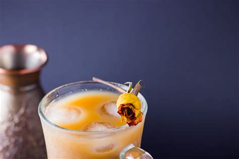 구리 커피 포트 와 커피 콩 어두운 배경에 우유와 커피 슬레이트 보드에 라 떼와 블랙 초콜릿 유리 비 커 및 말린 장미 우유 음료 0명에 대한 스톡 사진 및 기타 이미지