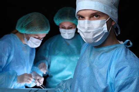 작업을 수행 하는 외과의 근접 촬영 남자 의사에 초점 약 수술 및 응급 도움 개념 가정의 방에 대한 스톡 사진 및 기타 이미지 가정의 방 간호사 건강 진단 Istock