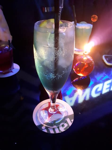 칵테일 바 웨이트리스 태피스트리