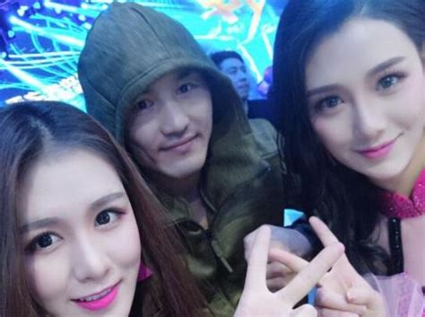 举牌女郎因与武僧一龙合影走红，身价收入望大涨