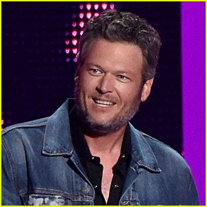 Blake Shelton Calls Out Twitter Troll Addresses The Haters Blake Shelton Celebrity News And
