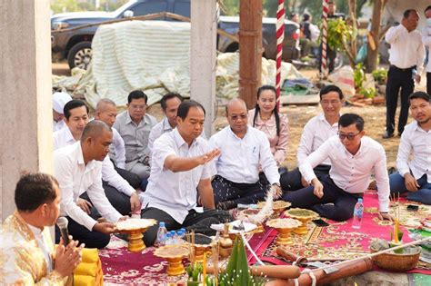 លោក គីម រិទ្ធី អភិបាលខេត្តព្រះវិហារ ត្រូវបានបញ្ចុះបឋមសិលាសាងសង់ អគារផ្ដល់ឈាមនៃមន្ទីរពេទ្យបង្អែក