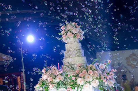 의식에서 케이크 거품과 조명 장식 결혼식 아름다운 웨딩 케이크 추상적 인 흐린 부드러운 웨딩 케이크와 결혼식 연회에서 거품 검에 대한 스톡 사진 및 기타 이미지 Istock