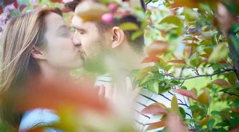 Want to Give Your Partner the most Sensual Kiss? Know These Best ...