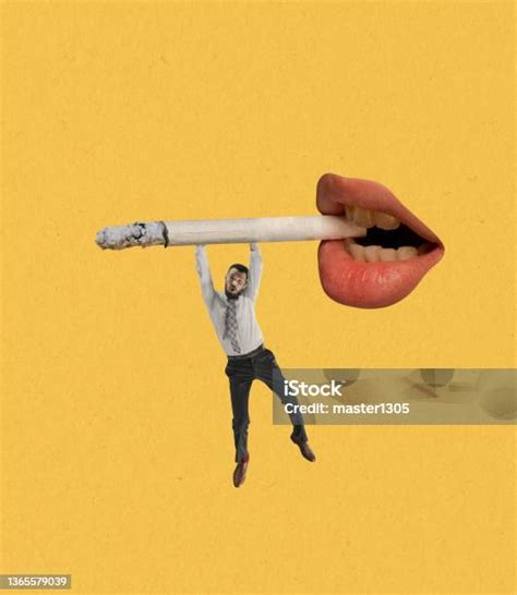 노란 배경에 고립 된 여성의 입에서 담배를 피우는 젊은 남자 현대 미술 콜라주 1980 1989 년에 대한 스톡 사진 및 기타 이미지 1980 1989 년 1990