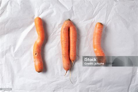 공예 종이 배경에 못생긴 모양의 당근 제로 폐기물 생산의 개념 맨 위 보기 공간을 복사합니다 비 Gmo 야채 개념에 대한 스톡 사진 및 기타 이미지 Istock