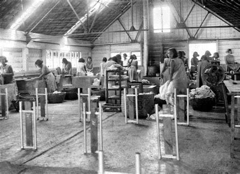 Jonge Vrouwen Aan Het Werk In Het Was En Strijkgebouw Van Een Opvoedingstehuis Te Sukabumi