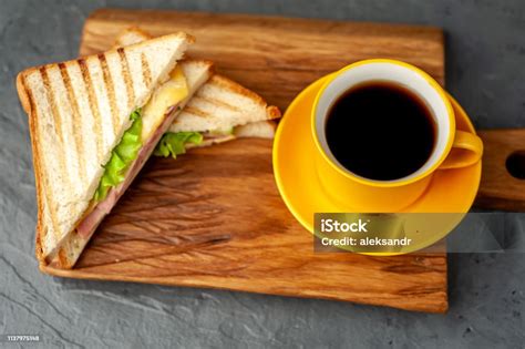 햄 치즈 양상추와 나무 배경에 커피 한잔과 함께 맛 있는 샌드위치 0명에 대한 스톡 사진 및 기타 이미지 0명 갈색 굽기 Istock