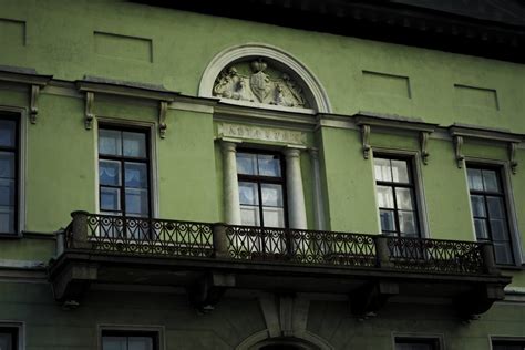 발코니가있는 건물 사진 Unsplash의 무료 상트페테르부르크 이미지